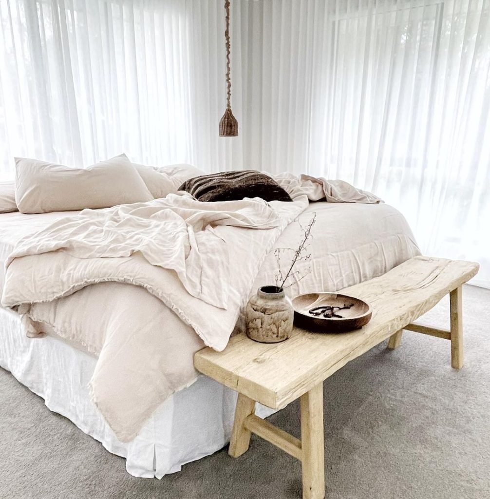 Rustic Bench: How To Choose The Perfect Rustic Bench For Your Bedroom