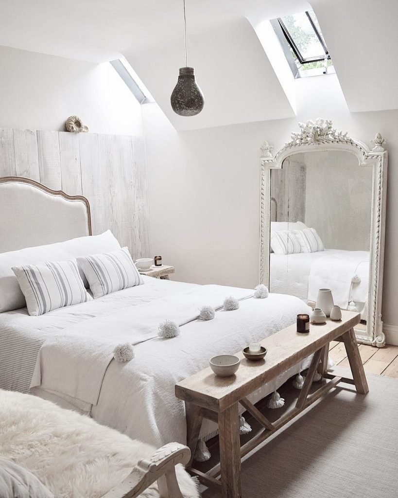 Rustic Bench: How To Choose The Perfect Rustic Bench For Your Bedroom